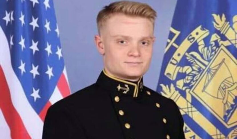 Navy, families recount heroics of fallen sailors in shooting - Alabama ...