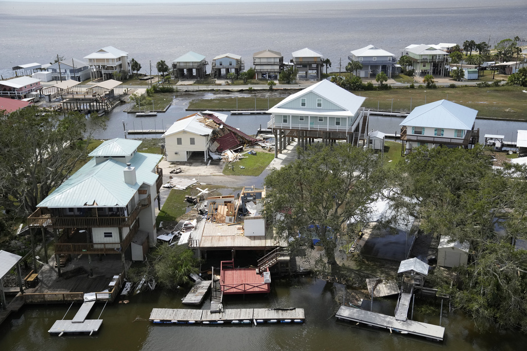 Hurricane Idalia hits Florida with 125 mph winds, flooding streets ...